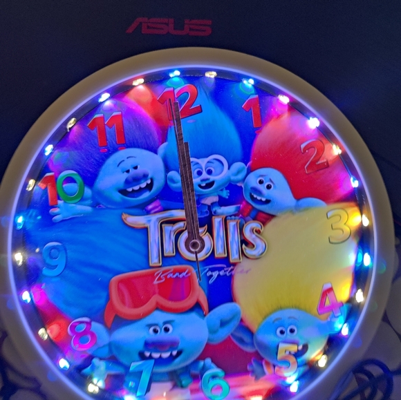 Trolls band together | Wall Decor | Trolls Band Together Led Clock ...
